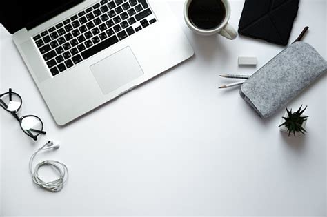 현대 오피스 테이블 책상입니다 일기 식물 헤드폰 커피 흰색 테이블에 연필을 작업 영역 상위 뷰 복사 공간 평면 위치를 N 글라이더에 대한 스톡 사진 및 기타 이미지 Istock