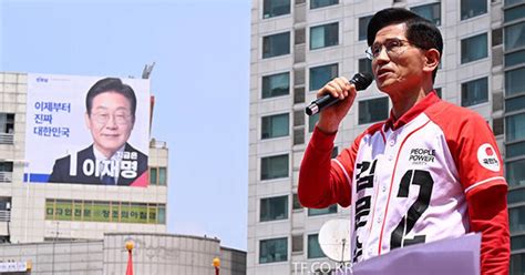 이재명 포스터 앞에서 지지호소하는 김문수 후보 [포토]