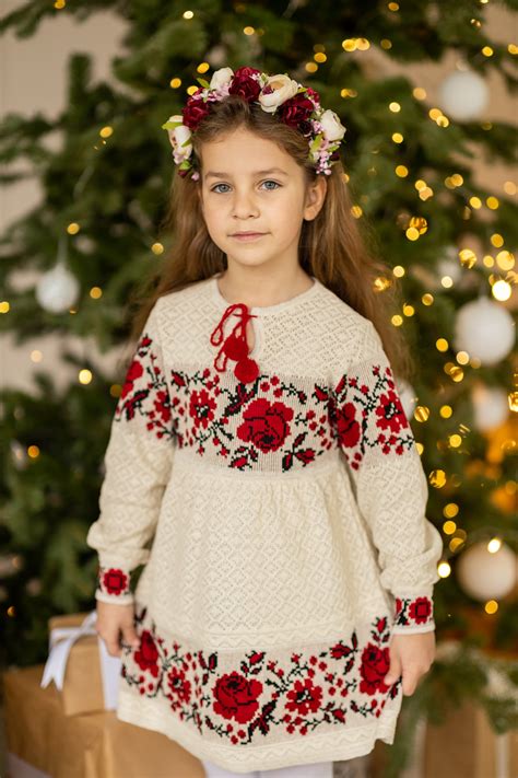 Вязана сукня для дівчинки Червоні квіти 100 льон