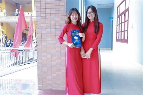 H N Sinh Vi N Tham Gia Ch Ng Tr Nh Kh I Nghi P V Th Ng M I I N T T Nh B C Ninh N M