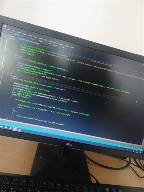 Bilgisayar Ekranı Üzerinde Klavye Ve Fare