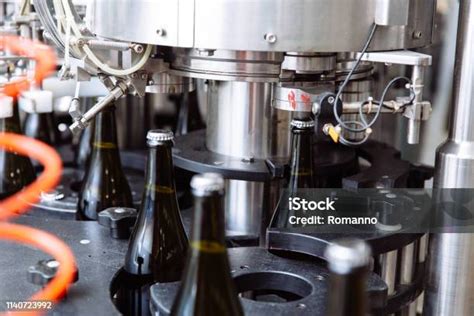 샴페인 또는 와인 공장의 자동 컨베이어 라인에 유리 병 병에 넣는 알콜 음료 공장 0명에 대한 스톡 사진 및 기타 이미지 0명 갈색 강철 Istock