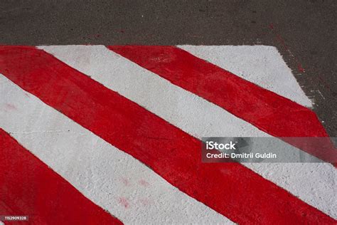 텍스처 특수 차량에 대 한 아스팔트 빨간색 흰색 기호에 그려진 화재 서비스 및 구조 대원 응급 장소 주차 구역 없음 0명에 대한 스톡 사진 및 기타 이미지 Istock