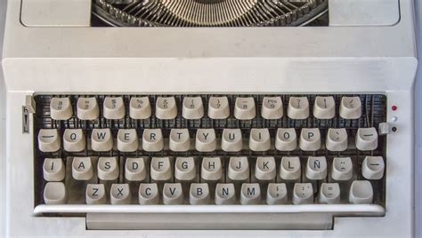 The Reason Behind The Qwerty Layout Of Keyboards Intellectus