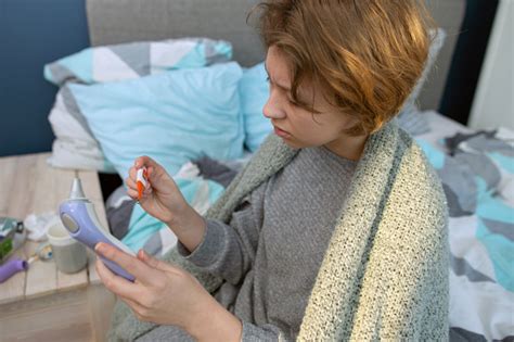 아픈 소녀 독감 한 여성이 감기에 걸렸습니다 조직으로 재채기 온도계를 가진 아픈 소녀 독감바이러스에 대한 스톡 사진 및 기타