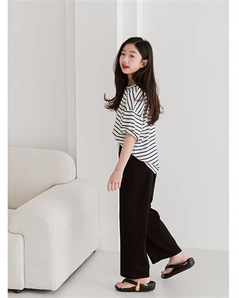 미니로이 가볍고 구김이 덜하고 차르르 떨어지는 핏d 한겨울을 제외하고 활용하기 좋은 소재 • 케빈 일자핏 밴딩 팬츠 1 코디하기 쉬운 데일리컬러 블랙그레이블루