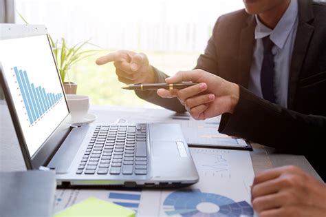 비즈니스 파트너 회의 디자인 아이디어 개념 관리자 비즈니스 관리자 재무 관리자 및 비서 작성 보고서 균형을 계산 합니다 국세청 확인 문서 감사 개념 2명에 대한 스톡 사진