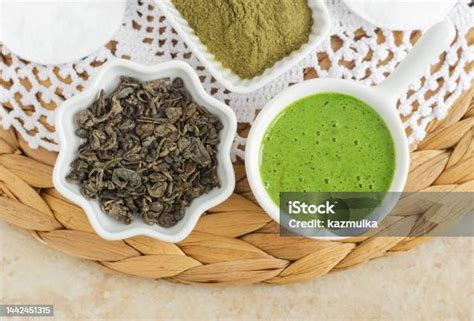 수제 말차 녹차 와 마른 녹차 잎이 든 두 개의 작은 흰색 그릇 자연 미용 치료 및 스파 레시피 평면도 Diy에 대한 스톡 사진