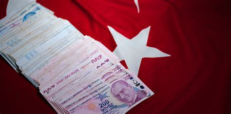 국가 붉은 깃발에 터키 리라 지폐 더미 200 및 100 명목 가치 지폐 0명에 대한 스톡 사진 및 기타 이미지 0명 경제 기 Istock