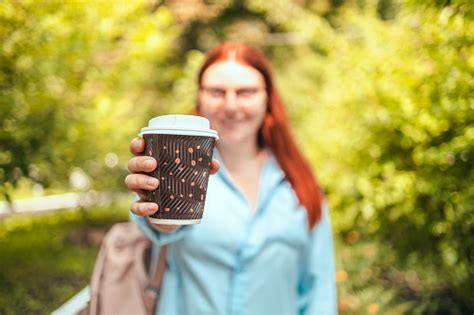 일회용 테이크 아웃 뜨거운 커피의 종이 컵을 야외에서 복사 공간을 들고 있는 여성의 클로즈업 갈색에 대한 스톡 사진 및 기타