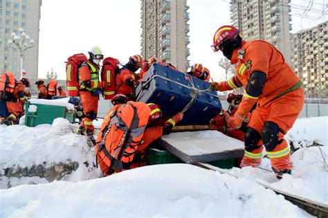 新疆昌吉消防严寒天气下踏雪开展夜间地震救援实战拉动训练 中新网新疆