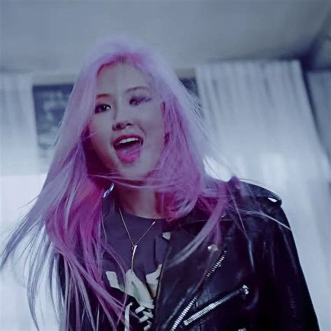 Пин от пользователя ⛓ꗃ︰𝗠𝗈𝖼𝗁𝗂« ۪۟۫ на доске Themes Знаменитости Держаться за руки Кей поп