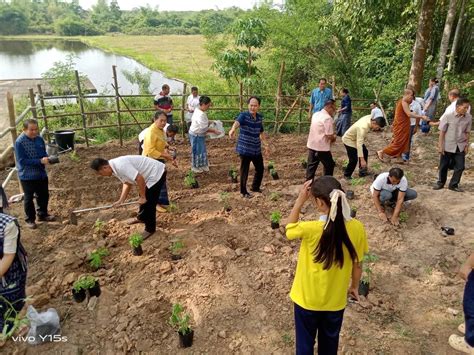 พ่อเมืองนครพนม ดำเนินการขับเคลื่อน หมู่บ้านยั่งยืน ชื่นชมกิจกรรม นายอำเภอพาทำบุญตักบาตร