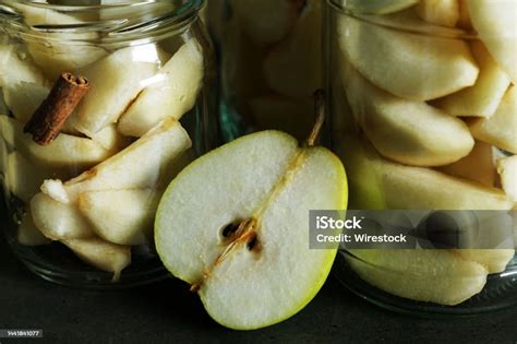 잘 익은 껍질을 벗긴 배 조각으로 채워진 유리 투명 병 항아리의 근접 촬영 0명에 대한 스톡 사진 및 기타 이미지 0명 건강한 생활방식 과일 Istock