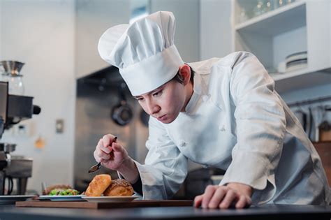 디테일에 각별한 배려로 과자를 만드는 페이스트리 셰프 요리사에 대한 스톡 사진 및 기타 이미지 요리사 음식점 음식 준비