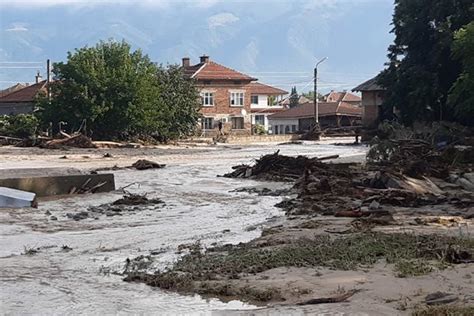 Аварийни екипи от столицата продължават евакуация на хора в село Каравелово Снимки