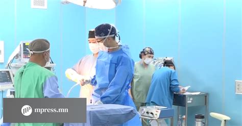 УХТЭ бөөрний хавдрын үеийн мэс заслын эмчилгээ тусламжийг үзүүлж байна