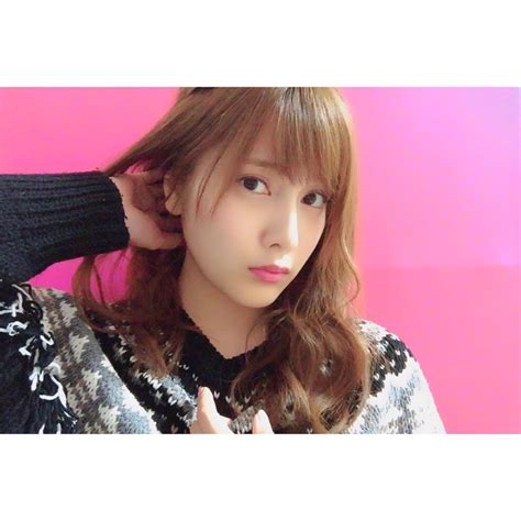 入山杏奈 わたしですピンクですニットですニットの色はブラックです なんだこのポーズ でも気にしない Moe Zine