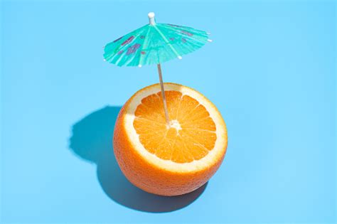 블루 배경에 고립 된 칵테일 우산과 신선한 육즙 이 오렌지 건강한 식습관과 다이어트의 개념 음료 컨셉 0명에 대한 스톡 사진 및 기타 이미지 Istock