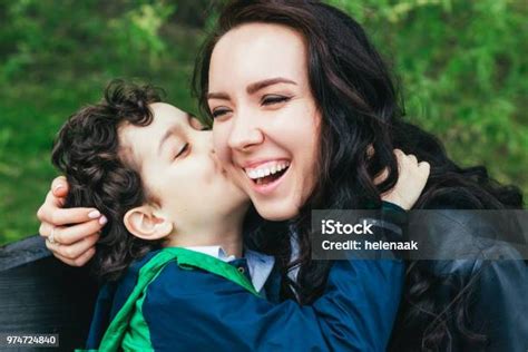 공원에서 행복 한 가족입니다 젊은 어머니와 그녀의 다섯 살짜리 아들 여름 날에 야외 시간을 보내는 아들에 대한 스톡 사진 및 기타 이미지 Istock