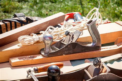 비행기 나무 공백 및 도구는 화창한 날에 목공 워크숍의 테이블에 거짓말 Diy에 대한 스톡 사진 및 기타 이미지 Diy 개선 건설 산업 Istock