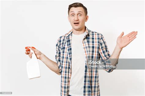 젊은 정부 남자 셔츠 흰색 배경에 고립 청소기 액체 화이트 빈 빈 청소 스프레이 병을 들고 체크 무늬 남자 집 집안일 하 고입니다 광고에 대 한 공간을 복사 합니다 가정