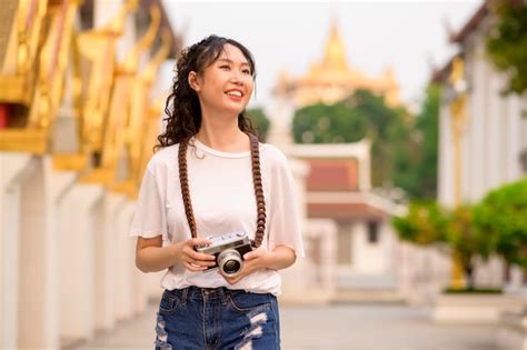 Linda Jovem Turista Asiática Em Turismo De Férias E Explorando A Cidade