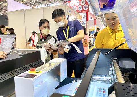 고해상도 자동 Uv Led Dtf 잉크젯 프린터 다중 표면 다중 색상 사용자 정의 티셔츠 포스터 혁신 새로운 조건 중국 고해상도 자동 Uv Led Dtf 잉크젯 프린터