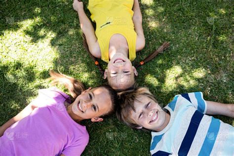 草 儿童 快乐 休闲活动 水平画幅 草坪 夏天 户外 10岁到11岁 白人