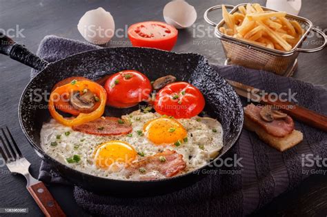 튀긴 계란 베이컨와 옛날 주철에 토마토와 회색 테이블에 감자 튀김 팬 감자 요리에 대한 스톡 사진 및 기타 이미지 감자 요리 건강하지 못한 생활방식 건강한 생활방식