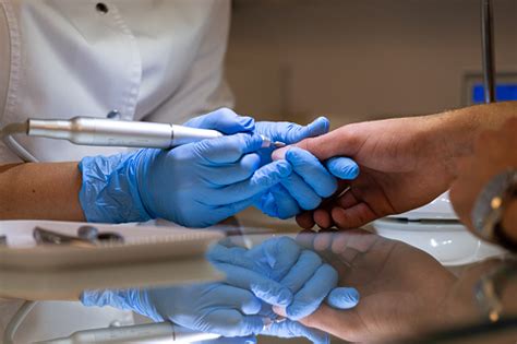 살롱 클로즈업 마스터 페디큐어에서 손톱의 연삭 및 처리 고객에 대한 스톡 사진 및 기타 이미지 고객 기계류 네일 살롱 Istock