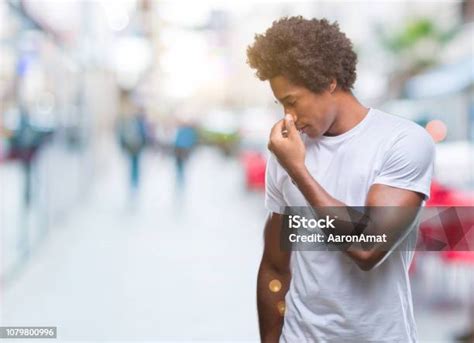 코와 눈 피로 두통 느낌 바르고 피곤된 격리 된 배경 위에 아프리카 미국 사람 스트레스와 좌절 개념입니다 건강관리와 의술에 대한