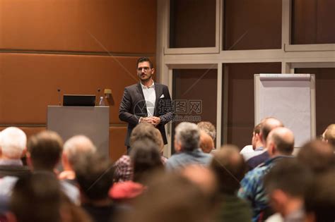 演讲者在会议商务活动中发表演讲会议厅的观众商高清图片下载 正版图片502597477 摄图网
