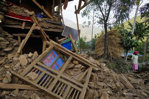Nepal Una Réplica De Magnitud 56 Sacude Nepal Dos Días Después De Un