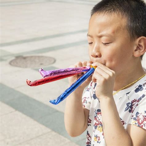 100 Pcs 어린이 작은 장난감 플라스틱 휘파람 생일 파티 응원 작은 선물 골드 종이 부는 드래곤 경적 색상 무작위 Deilvery