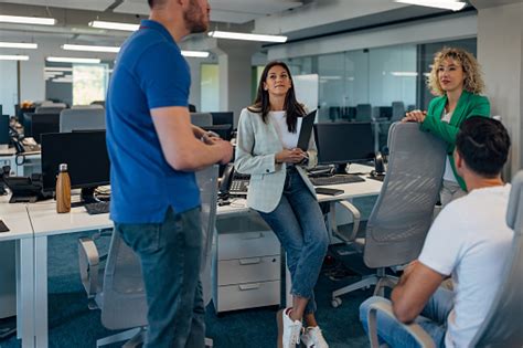 현대적인 사무실 공간의 관리자는 비즈니스 회의에서 동료들과 이야기하면서 몇 가지 문서를 들고 있습니다 30 34세에 대한 스톡 사진 및 기타 이미지 Istock