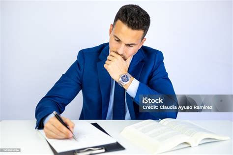 잘생긴 사업가 경제학자 변호사 매니저 전무이사가 사무실 책상에서 재무 데이터 문서를 확인하고 있다 감독에 대한 스톡 사진 및