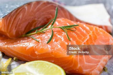 흰 종이에 향신료와 아로마 허브 그리고 원시 연어 스테이크 건강 식품 개념입니다 건강한 생활방식에 대한 스톡 사진 및 기타 이미지 건강한 생활방식 건강한 식생활 날것