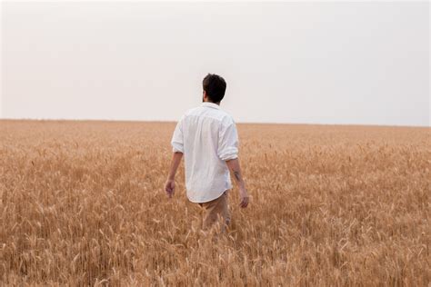 무료 이미지 자연스러운 하늘 식물 People in nature 몸짓 농업 목초지 평원 잔디 가족 행복 경치 대초원 행사 흙 농원 현금 작물