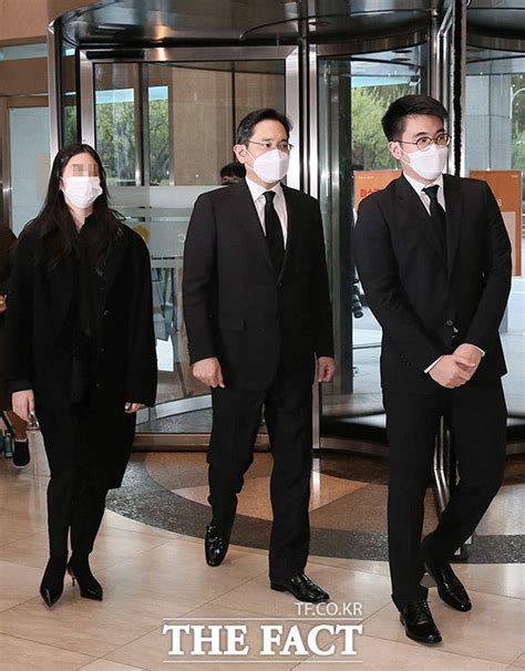 [이건희 회장 별세] 이재용 부회장 아들·딸 함께 빈소 도착 경제 기사 더팩트
