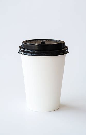 플라스틱 뚜껑이 있는 일회용 종이 커피 컵은 위로 조롱합니다 0명에 대한 스톡 사진 및 기타 이미지 0명 건강에 좋지 않은 음식 공란 Istock