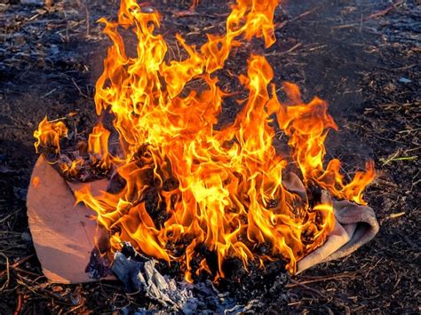 Quema De Ropa Vieja Después De Una Enfermedad Infecciosa Foto Premium