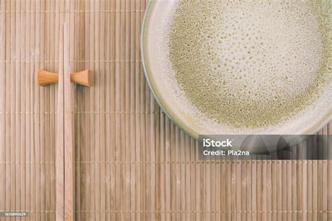 일본 대나무 매트 배경에 빈 수제 도자기 접시와 젓가락이 평평하게 놓여 있다 개체 그룹에 대한 스톡 사진 및 기타 이미지 개체 그룹 건강한 생활방식 건강한 식생활