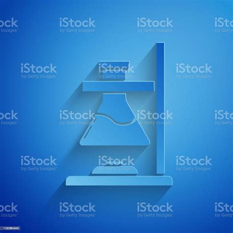 종이 절단 유리 테스트 튜브 플라스크 에 화재 히터 실험 아이콘 파란색 배경에 격리 실험실 장비 종이 아트 스타일입니다 벡터 일러스트레이션 과학에 대한 스톡 벡터 아트 및