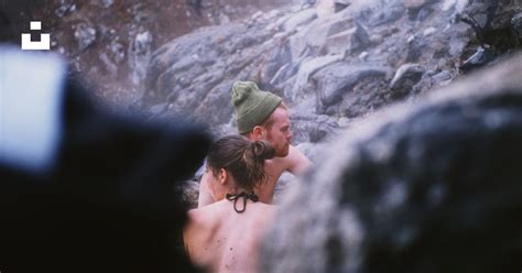 검은 탱크 탑과 회색 니트 모자를 쓴 여자가 낮 동안 록키 산에 서 있다 사진 Unsplash의 무료 산 이미지