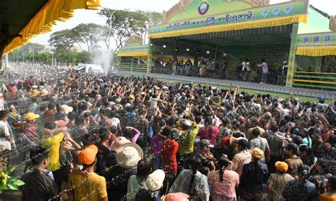 တိုင်းဒေသကြီးနှင့် ပြည်နယ်များရှိ မြို့နယ်များနှင့် တိုင်းစစ်ဌာနချုပ်အသီးသီးရှိ ရေကစားမဏ္ဍပ်များ