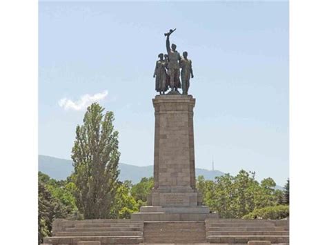 Питат софиянци да остане ли Паметникът на Съветската армия