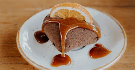 하얀 접시에 케이크 한 조각 사진 Unsplash의 초콜릿 무스 이미지