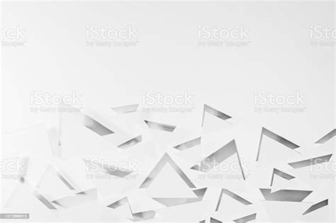 흰색 종이 삼각형은 회색 그림자 반사 및 눈부심 테두리 복사 공간 상단 보기와 밝은 빛에 추상적 인 임의 패턴으로 다른 크기로 급증 현대 간단한 추상적 인 배경 가능성에