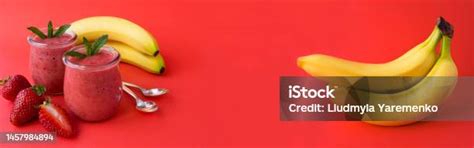 빨간색 배경에 유리 항아리에 딸기와 바나나가 들어간 스무디 공간을 복사합니다 기치 건강한 식생활에 대한 스톡 사진 및 기타 이미지 건강한 식생활 과일 과일 바구니